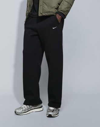 Nike Solo Fleece Jogginghose mit geradem Bein und Bungee-Kordel in Schwarz