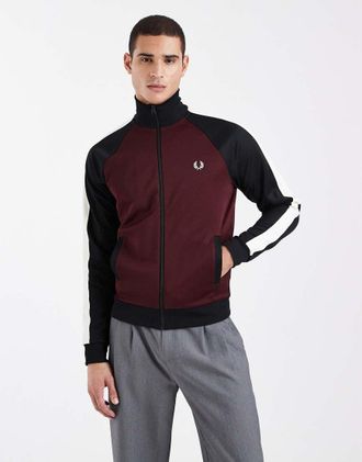 Fred Perry Trainingsjacke in Ochsenblutrot/Schwarz mit Logo am &Auml;rmel mit Kontrastdesign-Bunt