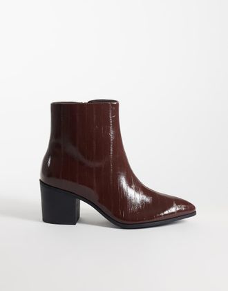 Asos Chelsea-Stiefel mit Absatz in Braun mit gepr&auml;gter Aaloptik
