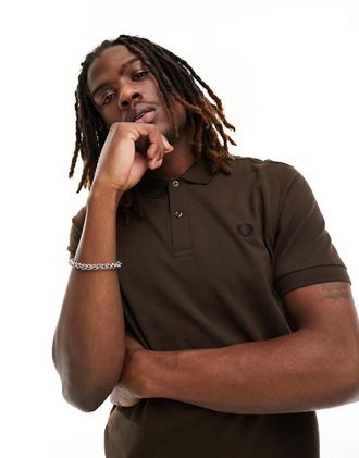 Fred Perry Polohemd in dunklem Tabakbraun mit Logo