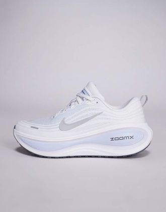 Nike Vomero Plus - Sneaker in Wei&szlig; und Hellblau