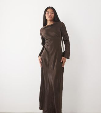 Tfnc Petite robe longue &eacute;vas&eacute;e en satin &agrave; manches longues couleur chocolat-Marron