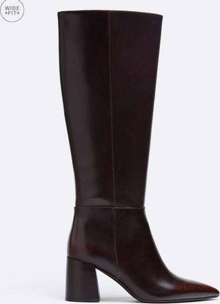 Stradivarius Wide Fit braune Stiefel mit Absatz und hohem Schaft in Braun