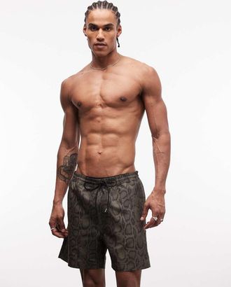 Carhartt Work in Progress Slater - Badehose in Khaki mit Military-Muster in Schlangenhautoptik-Gr&uuml;n