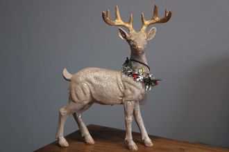 Goldbach LED-Hirsch aus Polyresin, 25 x 7 x 23 cm, Champagne, mit beleuchtbarem Kranz