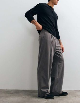 Weekday Uno locker geschnittene Anzughose mit Nadelstreifen in Maulwurfsbraun-Grau