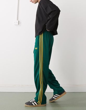 adidas Originals Firebird - Pantalon de surv&ecirc;tement ample &agrave; fines rayures - Vert universitaire