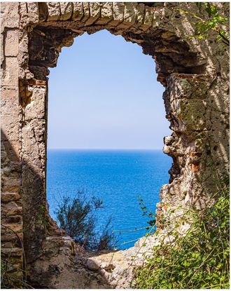 Wallario Poster - Felsenblick aufs Meer in Premiumqualit&auml;t, Gr&ouml;&szlig;e: 40 x 50 cm