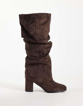 Simmi London Simmi London Maggie kniehohe Stiefel mit Raffungen in braunem Velourslederimitat