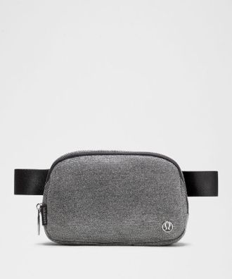 lululemon Everywhere G&uuml;rteltasche 1 l Glitzer - Gr&ouml;&szlig;e 1 l in Dark Silver/Graphite Grey/Silver