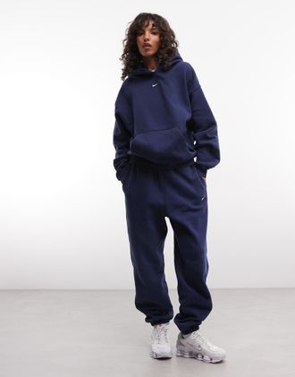 Nike jogger oversize mi-&eacute;pais en molleton avec bas resserr&eacute;s bleu marine