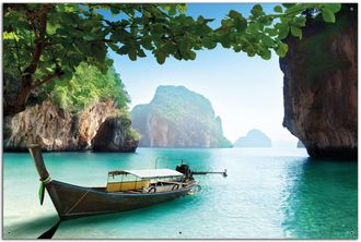 Wallario Outdoor-Poster für Garten oder Balkon Fischerboot in Thailand blaues Meer und Steinfelsen, Motivbanner Größe: ca. 60 x 90 cm, Outdoor-Bild