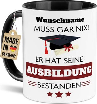 Tassendruck Tasse mit Spruch - Ausbildung bestanden - Er muss gar nix - mit Wunschname selbst gestalten - Geschenk f&uuml;r den Ausbildungsabschluss, Innen & Henkel Sc