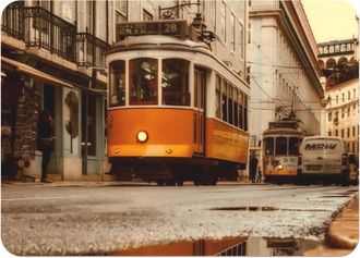 Fabulous Platzset, Unterseite aus Gummi, Motiv Stra&szlig;enbahn spiegelt sich im Wasser in den Rue de Lissabon - Gro&szlig;es Format 39,5 x 28,5 cm