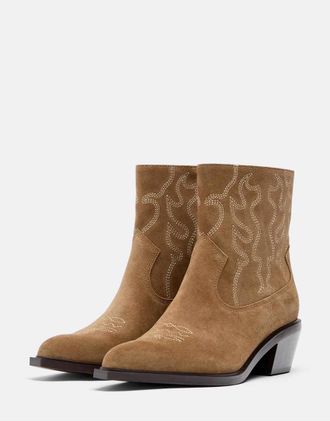 Stradivarius Cowboy-Stiefeletten aus Leder in Beige mit Absatz-Neutral