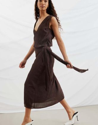NA-KD Robe mi-longue nou&eacute;e autour du cou &agrave; encolure d&eacute;gag&eacute;e - Marron