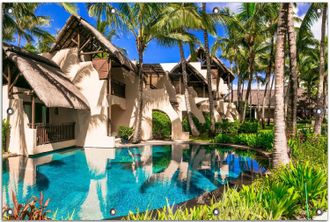 Wallario Outdoor-Poster f&uuml;r Garten oder Balkon Tropisches Resort mit Palmen, Motivbanner Gr&ouml;&szlig;e: ca. 80 x 120 cm, Outdoor-Bild