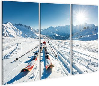 Islandburner Bild auf Leinwand Paar Ski liegen im schneebedeckten Alpenhang unter strahlend blauem Himmel und Sonne Bilder Wandbilder Poster