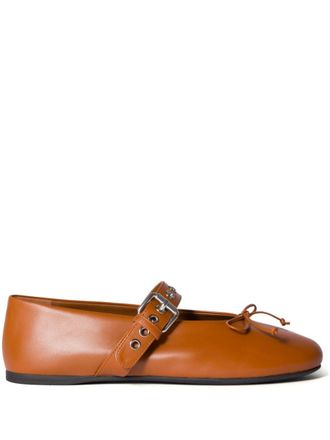 Miu Miu ballerines en cuir à boucle - Marron