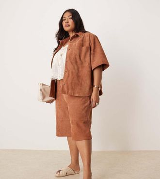 Asos Curve - Bermudashorts aus Wildleder in Hellbraun, Kombiteil