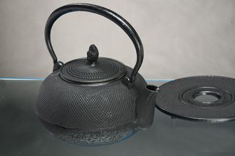 Urban Lifestyle Teekanne Arare (0,6 L) aus hochwertigem Gu&szlig;eisen mit Untersetzer von Urban Lifestyle Japan Design bauchiger Iron Teapot