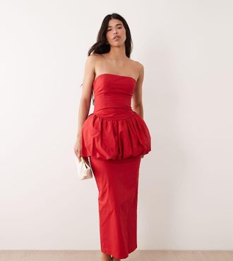 KAIIA Exclusive - Tr&auml;gerloses S&auml;ulen-Maxikleid in Rot mit volumin&ouml;sem Sch&ouml;&szlig;chen, Ballonsaum und R&uuml;ckenschn&uuml;rung
