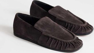 Topshop Dora mocassin en daim fronc&eacute; couleur chocolat-Marron