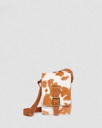 Dr. Martens Hair-On Cow Print Vertical Umh&auml;ngetasche in Br&auml;unen/Creme/Bedruckt