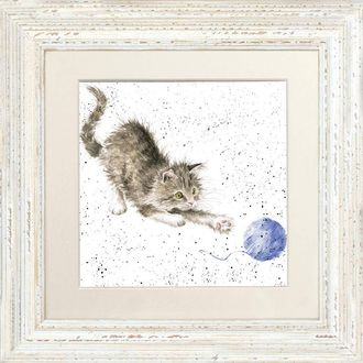 Wrendale Designs Gerahmtes Bild, Motiv Kitty K&auml;tzchen mit Wollkn&auml;uel, Used-Look, Wei&szlig;