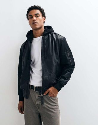 AllSaints Chase Lederjacke mit durchgehendem Rei&szlig;verschluss und Kapuze in Schwarz