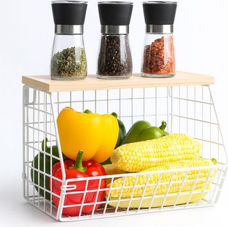 Relaxdays Obstkorb Wandregal, Ablagebrett, K&uuml;chenorganizer zum H&auml;ngen, HBT: 22x30x20 cm, Gitterkorb Metall, wei&szlig;/Natur