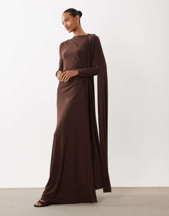 Daska robe longue fluide asym&eacute;trique avec cape en chocolat-Marron