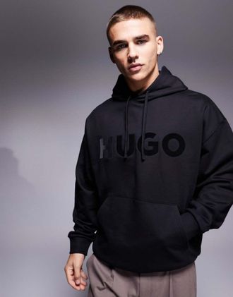 HUGO BOSS HUGO Red - Oversize-Kapuzenpullover in Schwarz mit gro&szlig;em Brust-Logo
