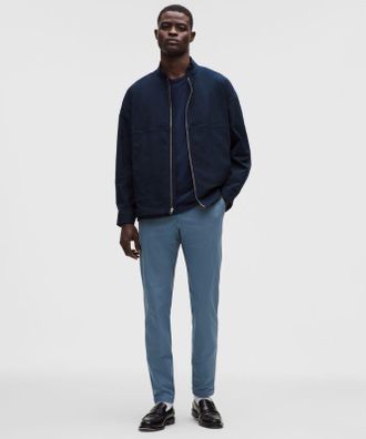 lululemon ABC Chinohose im Slim Fit Warpstreme f&uuml;r M&auml;nner - 81 cm - Gr&ouml;&szlig;e 29 in Steel Blue