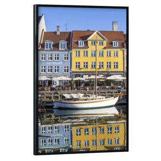 artboxONE Poster mit schwarzem Rahmen 30x20 cm Reise KOPENHAGEN Stille am Nyhavn - Bild kopenhagen Boot Bunte h&auml;user