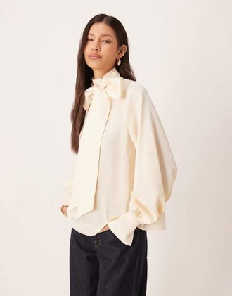 Pretty Lavish Blouse &agrave; manches cloche avec col lavalli&egrave;re oversize - Cr&egrave;me-Blanc