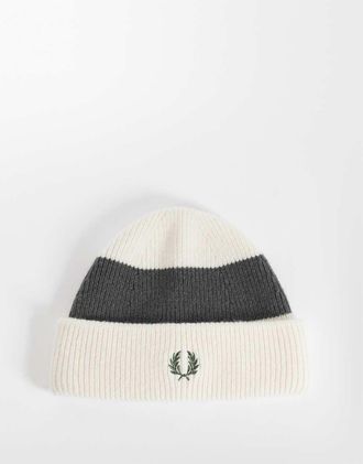 Fred Perry Rippstrickm&uuml;tze mit markantem Streifen in Grau und Ecru-Multi