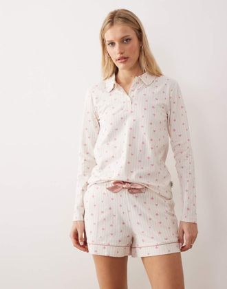 Chelsea Peers Pyjama mit Spielkartenmotiv und lang&auml;rmligem Rugby-Oberteil in Wei&szlig;