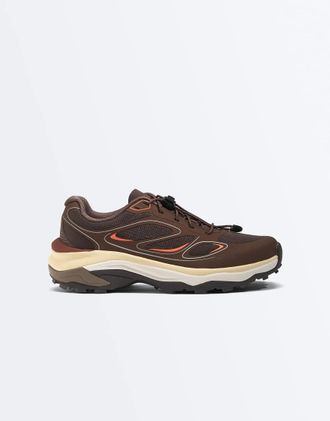 Oysho Sneaker im Bergstil in Braun