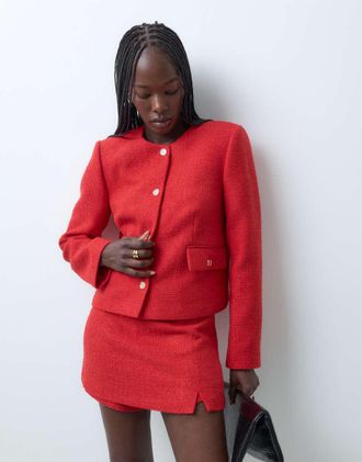 Asos blazer ajust&eacute; &agrave; col montant avec boutons dor&eacute;s en boucl&eacute; rouge
