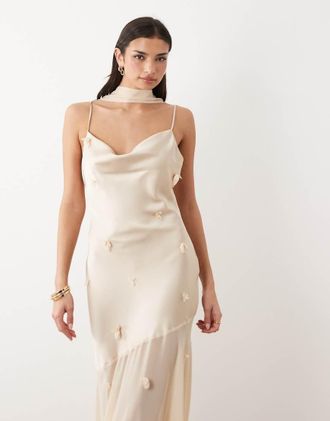 Gina Tricot Gina Tricot - Transparentes Maxikleid in Gold mit Wasserfallausschnitt und 3D-Blumenmuster-Wei&szlig;