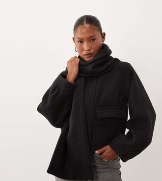 Asos Petite ASOS DESIGN Petite ensemble manteau court habill&eacute; et &eacute;charpe en laine noir-Gris
