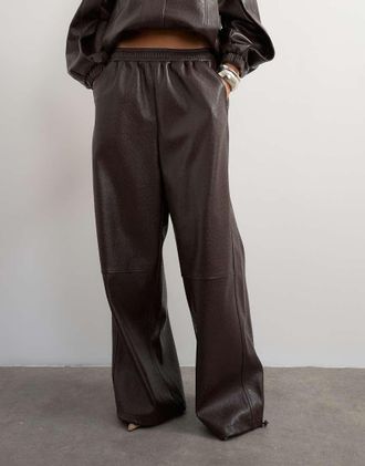 Topshop Co-ord Joggerhose aus Kunstleder mit Strau&szlig;enlederoptik in Braun