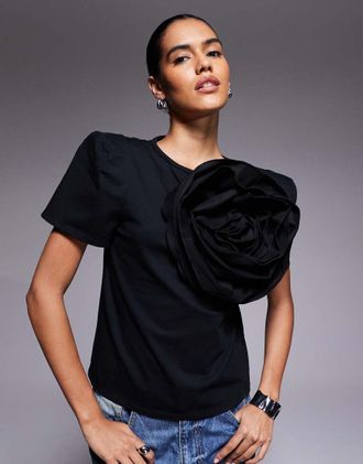 Asos T-Shirt aus hochwertigem Material in Schwarz mit Blumenapplikation