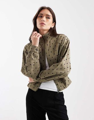 Daisy Street Taillierte Jacke aus Twill in Khaki mit Polka Dots und Stehkragen-Bunt