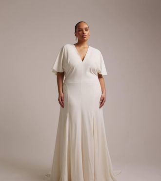 Asos Curve ASOS DESIGN Curve - Robe longue de mari&eacute;e &agrave; manches cape et godets - Ivoire-Blanc