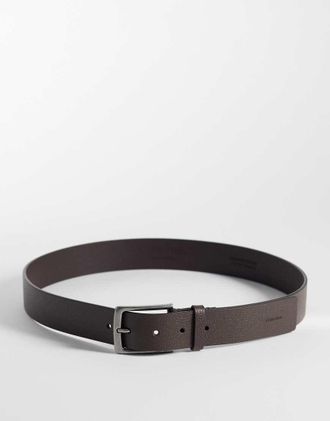 Calvin Klein Strukturierter G&uuml;rtel in Schokobraun mit Schnalle, 35 mm