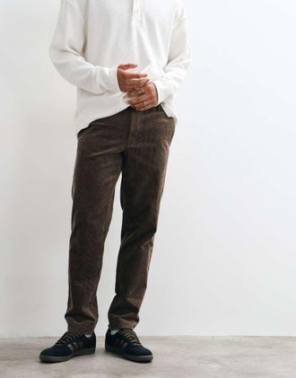 Selected pantalon fusel&eacute; en velours c&ocirc;tel&eacute; marron fonc&eacute;