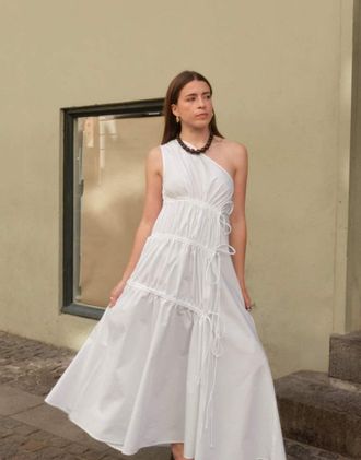 NA-KD x Charlotte Olivia robe longue en coton asym&eacute;trique &eacute;cru-Blanc