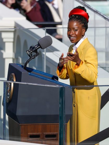 Le look historique d’Amanda Gorman à l’investiture de Joe Biden